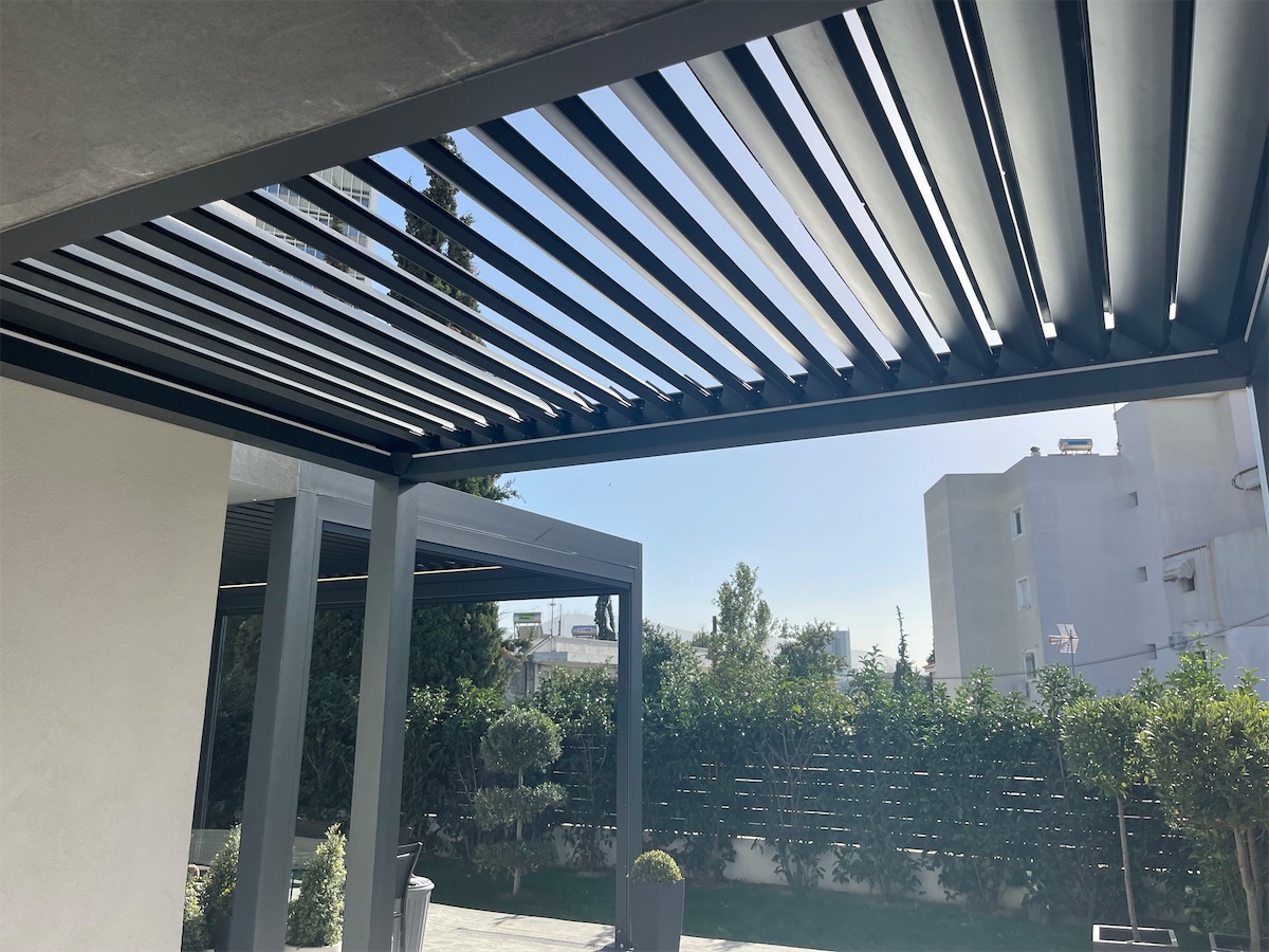 Βιοκλιματική Πέργκολα με φωτισμό LED και περιμετρική σκίαση με διάτρητο ...