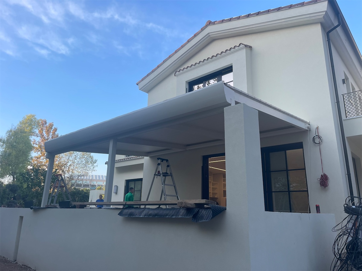 Βιοκλιματική Πέργκολα PERSA με ανοιγόμενες περσίδες στο Μαρούσι ...